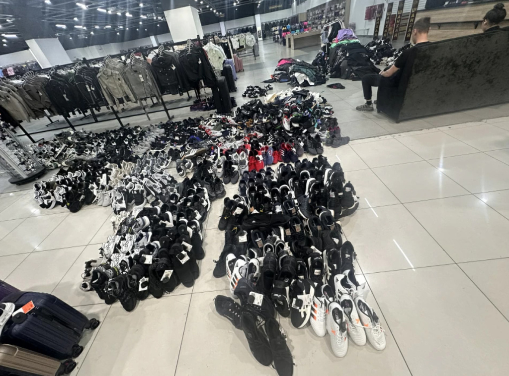 В Улан-Удэ из магазина изъяли подделки известных брендов на сумму более ...